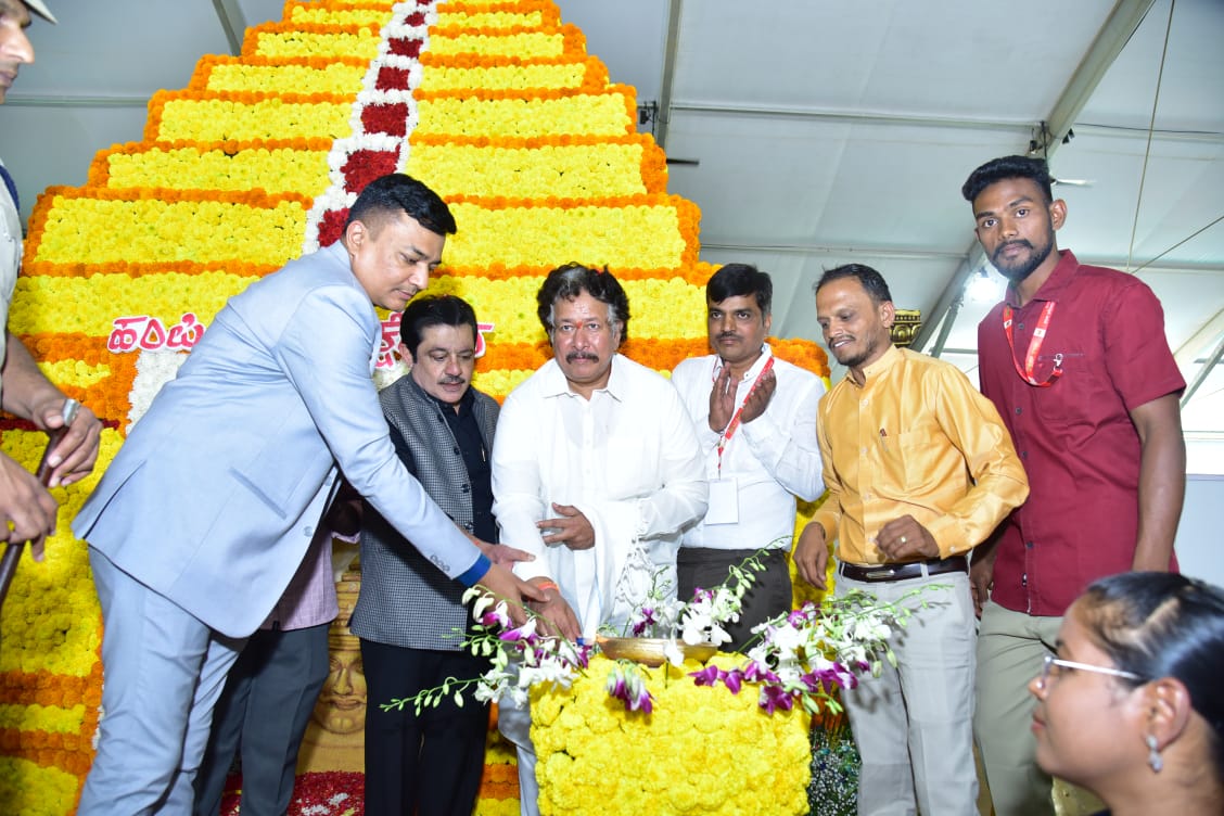 ಹಂಪಿ ಉತ್ಸವ : ವಿವಿಧ ಪ್ರದರ್ಶನ ಮಳಿಗೆಗಳ ಉದ್ಘಾಟನೆ - Karunada Kanda